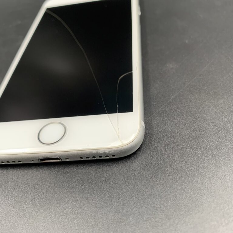 iPhone 8 256GB Silver (Cracked Screen + Chipped Back) – Swopp