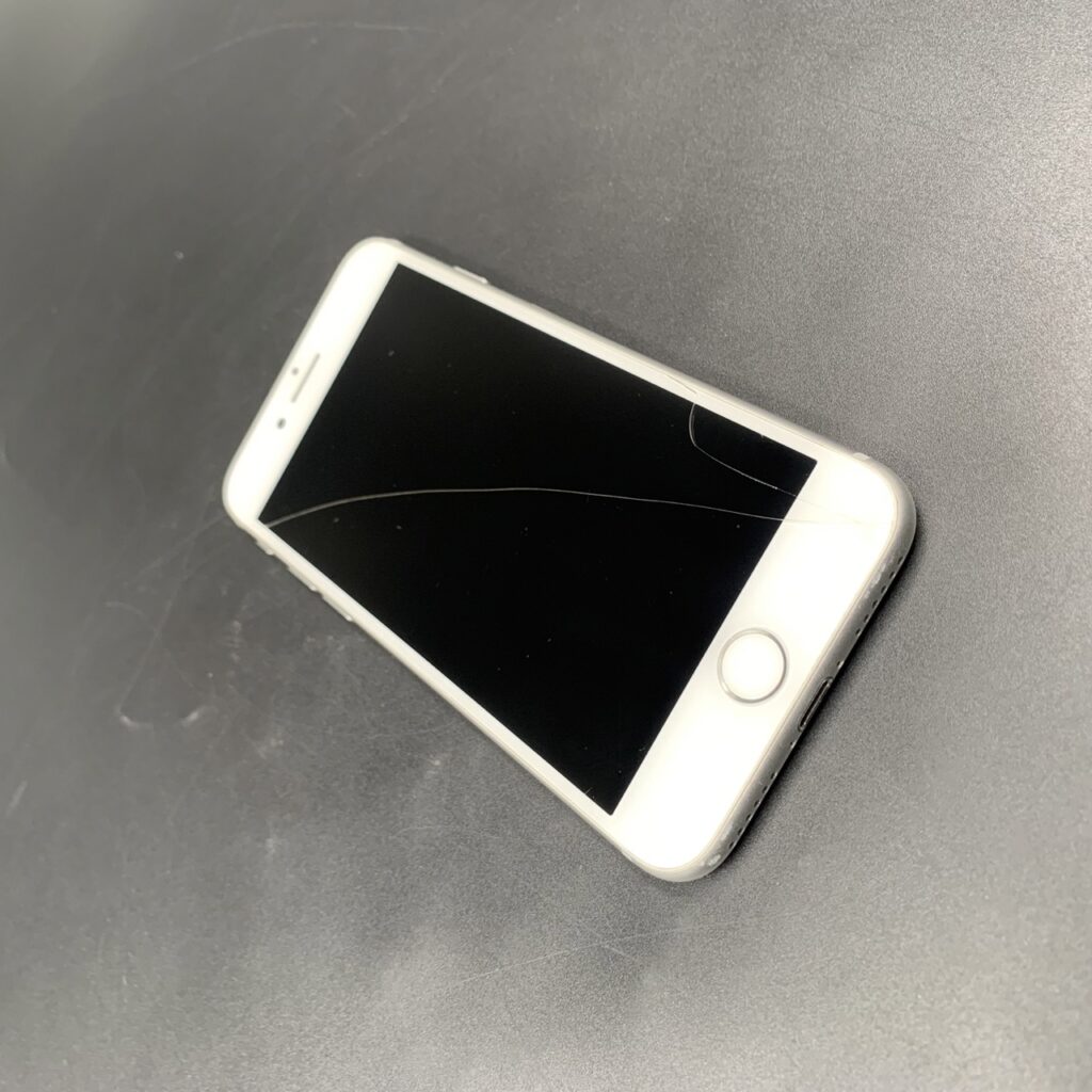 iPhone 8 256GB Silver (Cracked Screen + Chipped Back) | Swopp